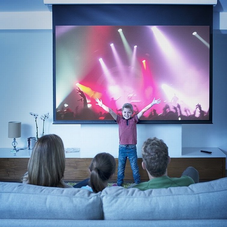 Motorise your projection screen to enjoy cinema at home!